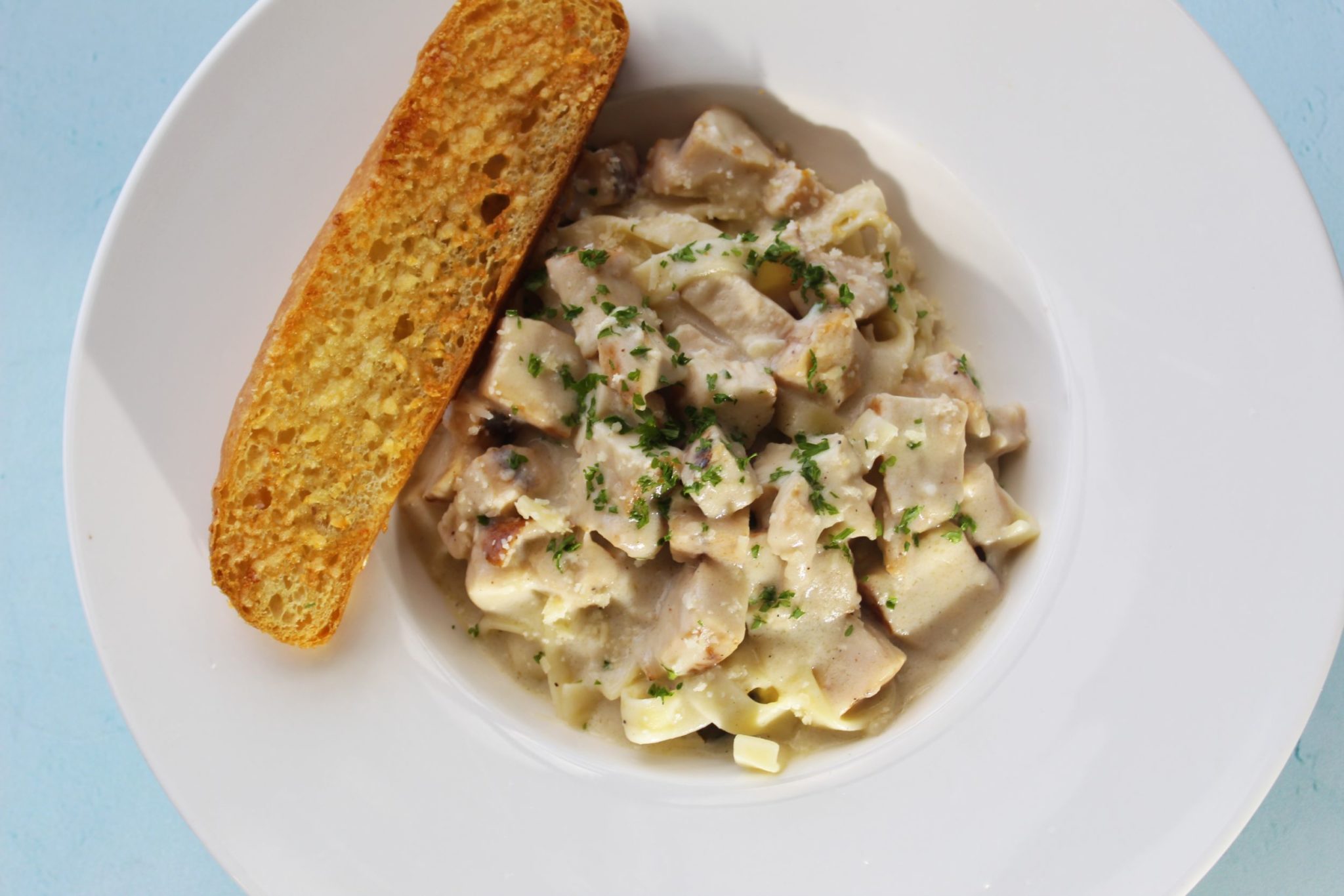 Fetuccini Alfredo con pollo | Las Hadas To Go